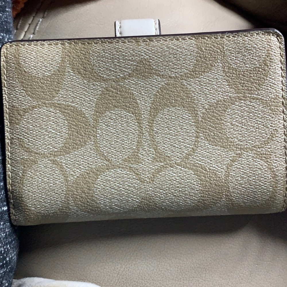 Coach Signature Wallet White And Beige Tan - Gem